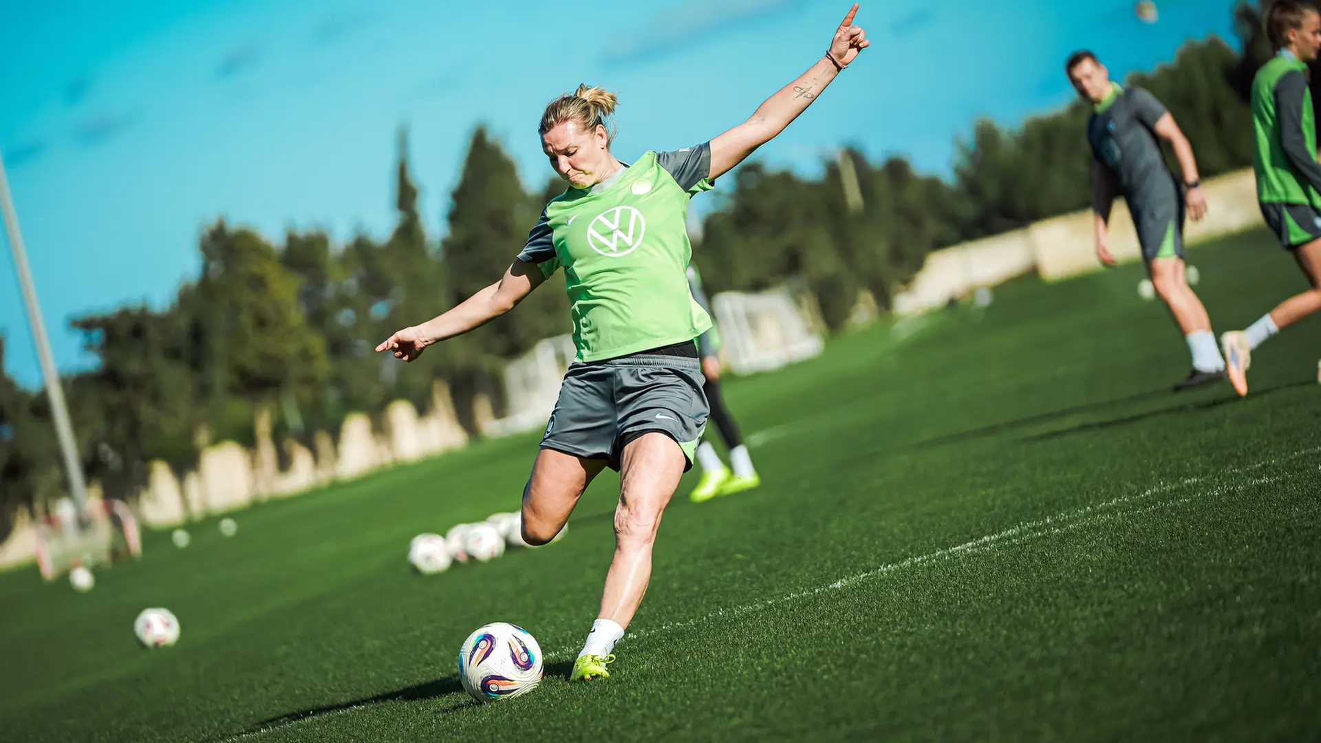 Die Fußballerinnen des VfL Wolfsburg im Trainingslager auf Malta | ndr.de
