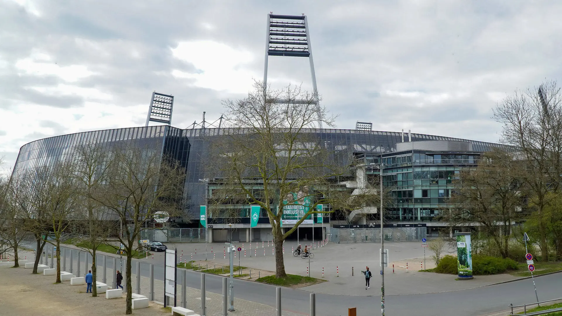 Kaley cuoco nude cum she is a pleasant girl, sociable,