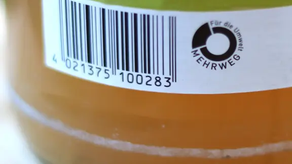 Mehrwegflaschen aus Plastik oder Glas: Was ist nachhaltiger? | ndr.de
