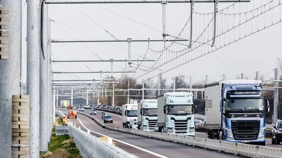 Ende des "E-Highway" bei Lübeck: Wer baut die Masten wieder ab? | ndr.de