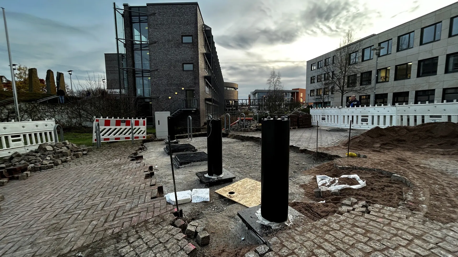 Garbsen sichert Rathausplatz mit Pollern und Betonbarriere ab | ndr.de