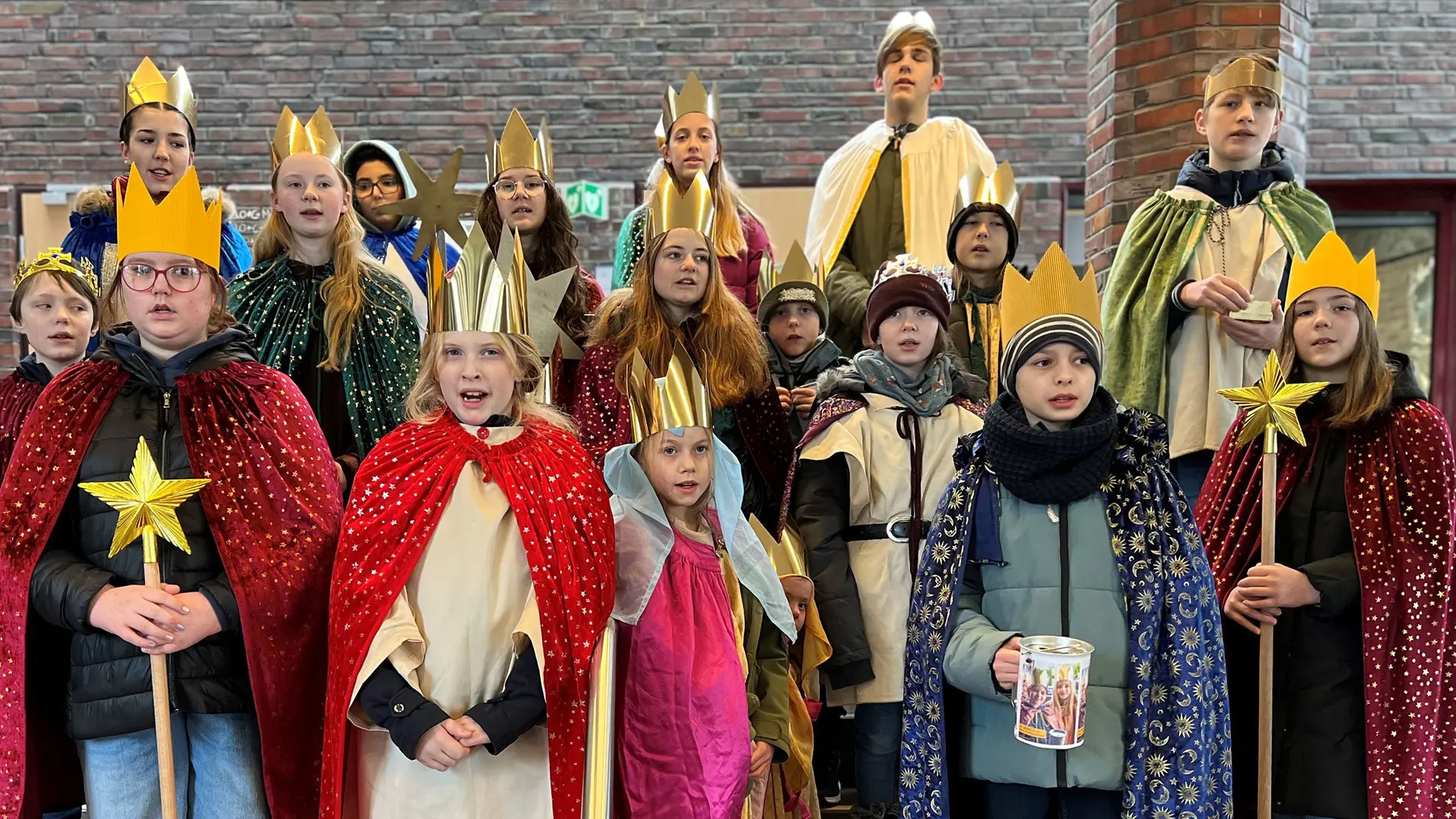 Spenden gegen Kinderarbeit: Sternsinger am Itzehoer Rathaus | ndr.de