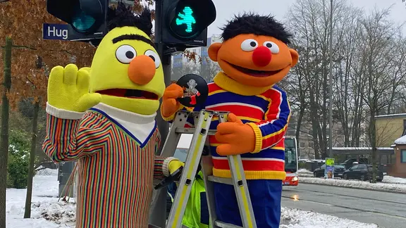 Kermit, Bibo, Ernie und Bert: Sesamstraße startete 1973 | ndr.de