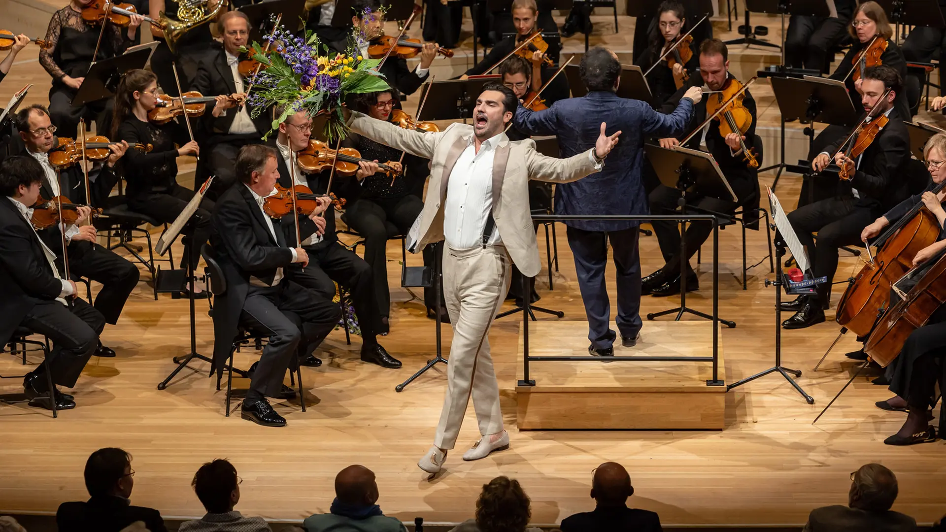 Italienische Arien und Kusshände: Jonathan Tetelman gibt Debüt in der ...