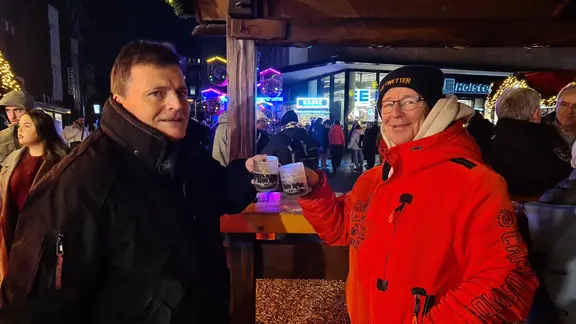 Weihnachtsmärkte in SH: So viel kosten Glühwein, Bratwurst und Co. | ndr.de