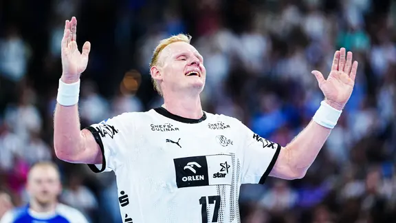Tränenreicher Abschied: THW Kiel feiert seine Legende Patrick Wiencek ...