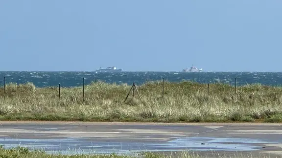 MS "Funny Girl" treibt nach Havarie vor Helgoland | ndr.de