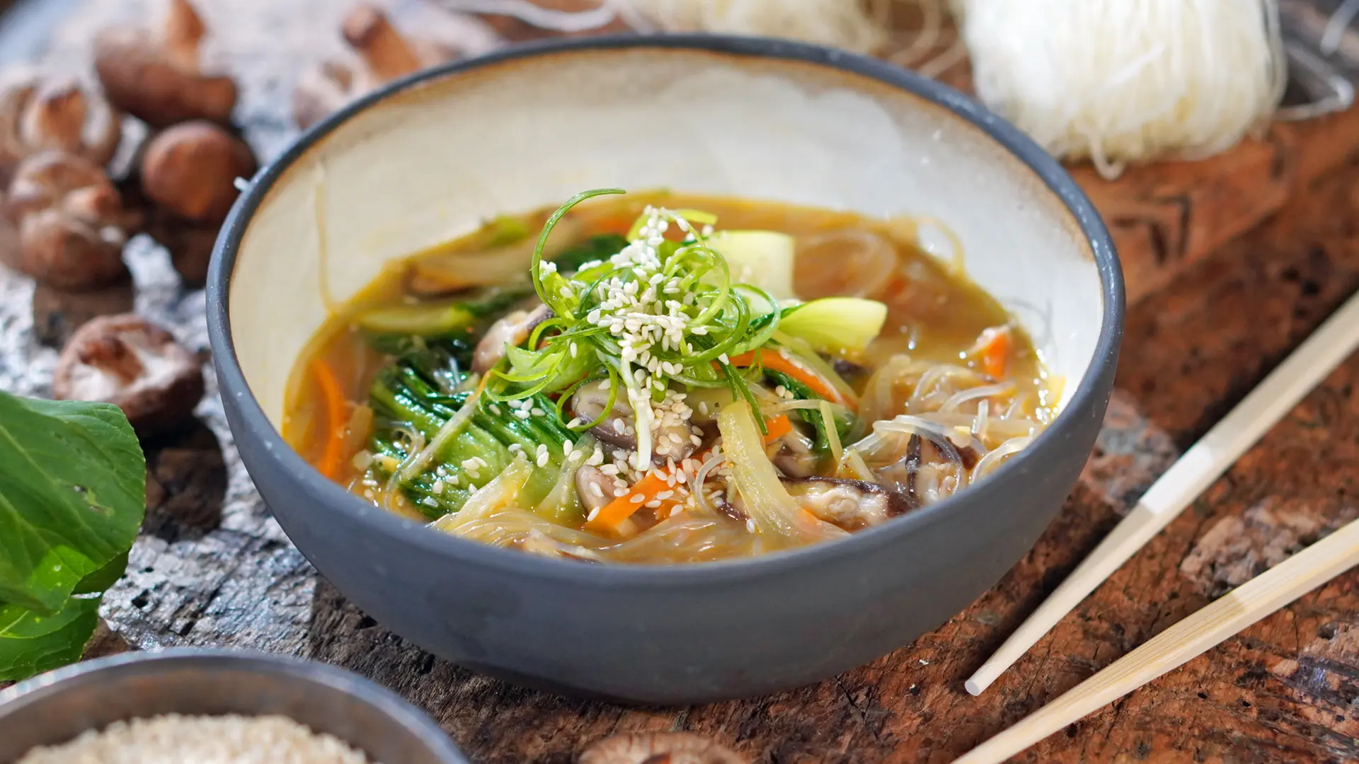 Miso-Suppe mit Gemüse, Glasnudeln und Shiitake | ndr.de
