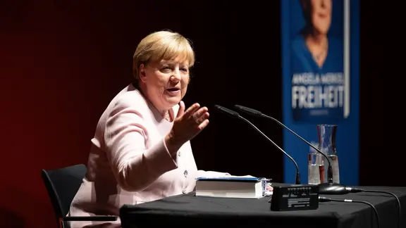 Ex-Kanzlerin Angela Merkel liest beim Göttinger Literaturherbst | ndr.de