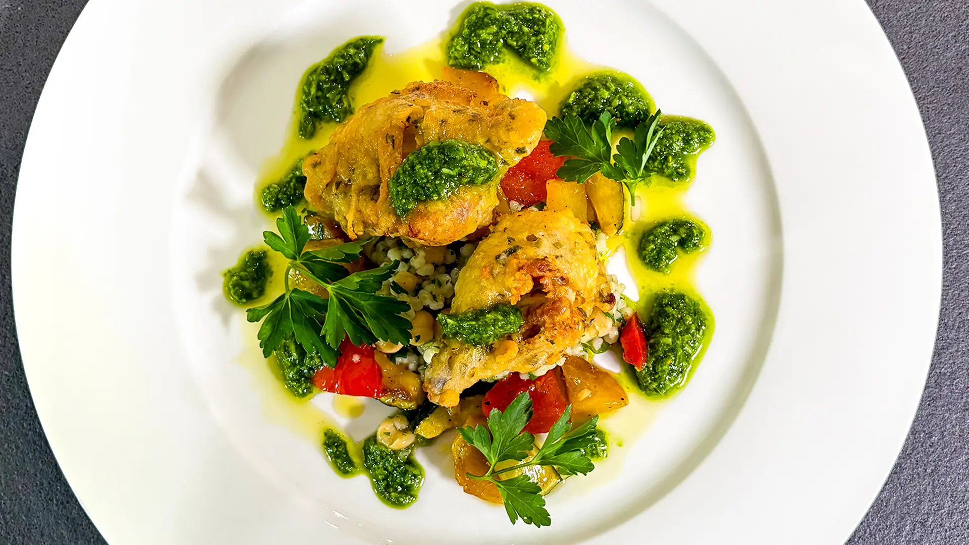 Stubenküken mit Kichererbsen-Gemüse und Bärlauch-Pesto | ndr.de