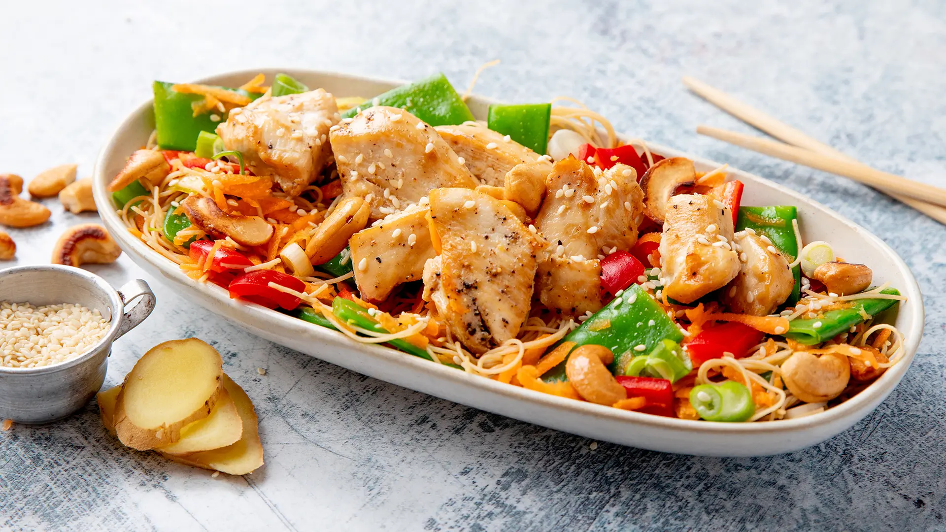 Gebackenes Hähnchen mit Asianudel-Salat | ndr.de