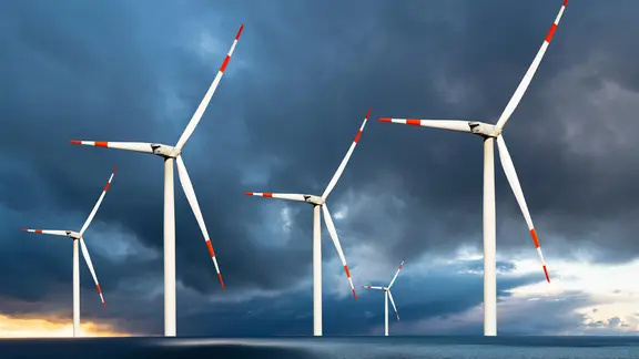 Drehkreuz Mukran: Offshore-Windpark "Windanker" vor der Endmontage | ndr.de