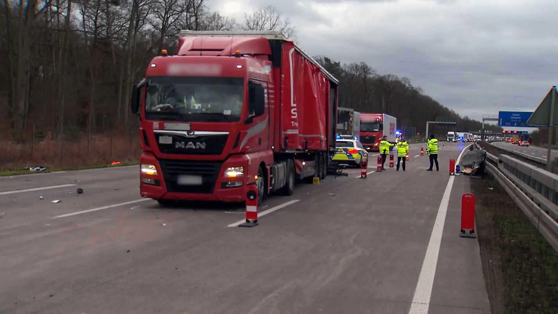 A7: Autofahrerin bei Unfall mit Lkw schwer verletzt | ndr.de