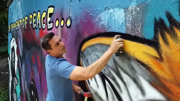 Israelischer Künstler verewigt Opfer des Hamas-Angriffs in Osnabrück | ndr.de