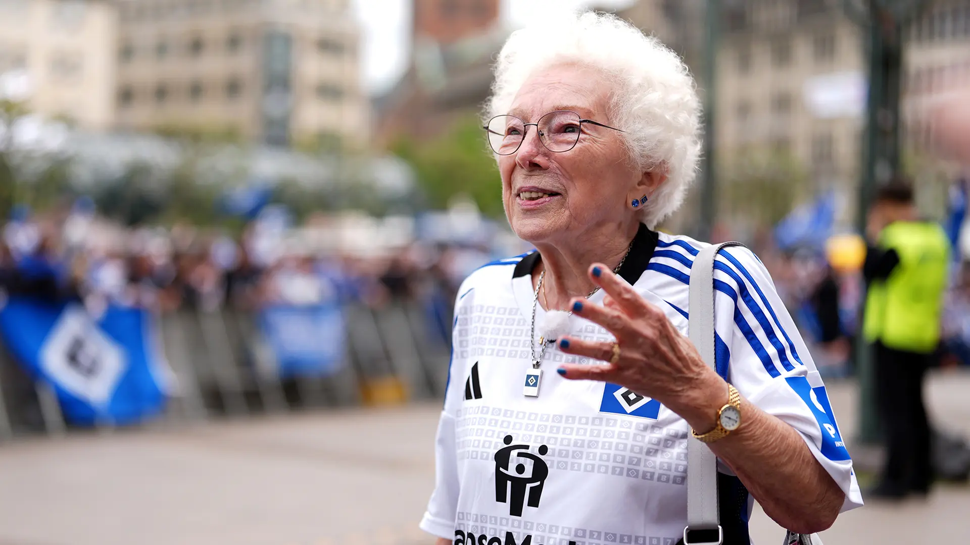 "Das ist der HSV" - Kult-Interview mit HSV-Kultfan "Oma Eva" | ndr.de