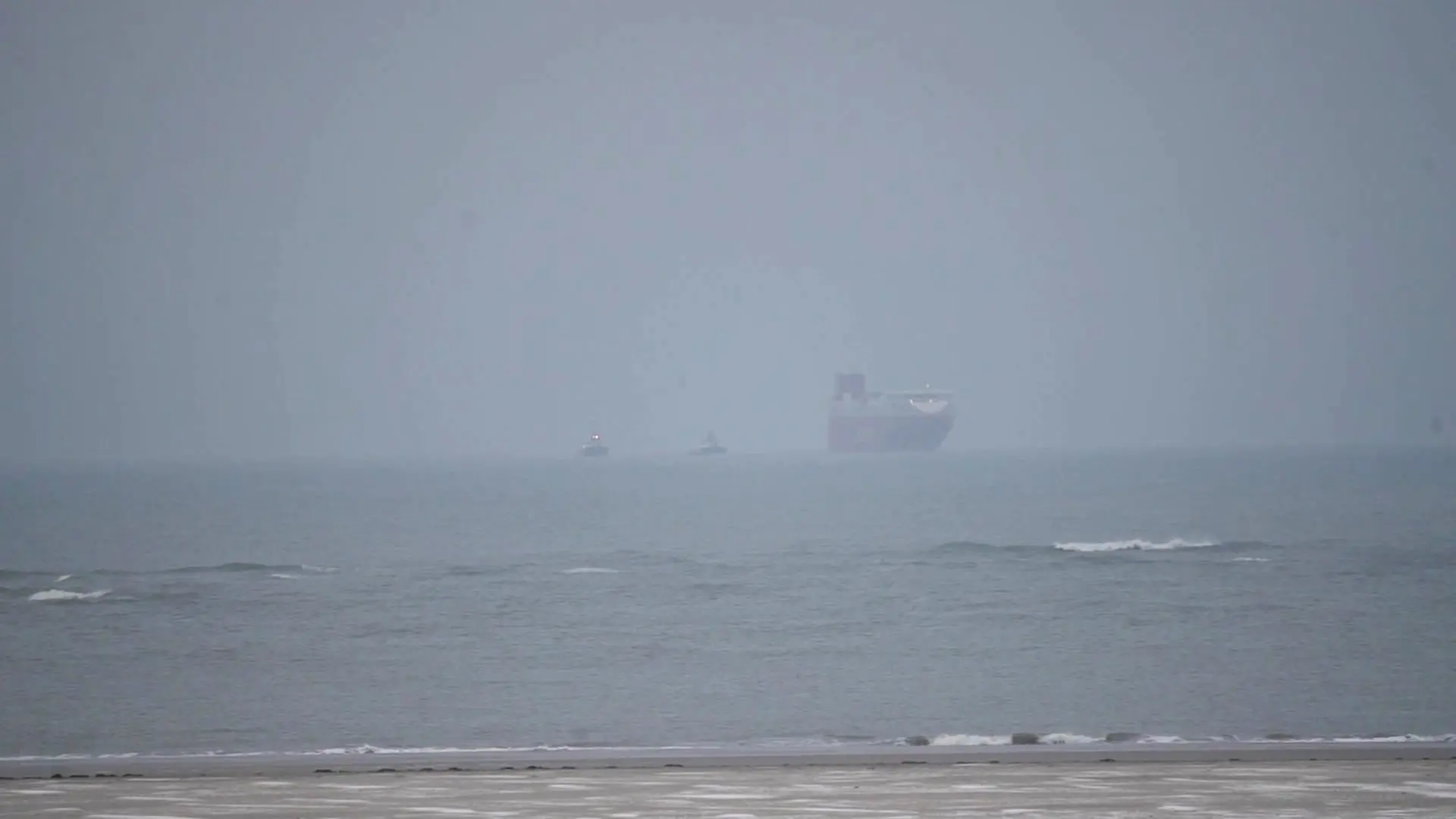 Manövrierunfähiges Schiff wird nach Emden abgeschleppt | ndr.de