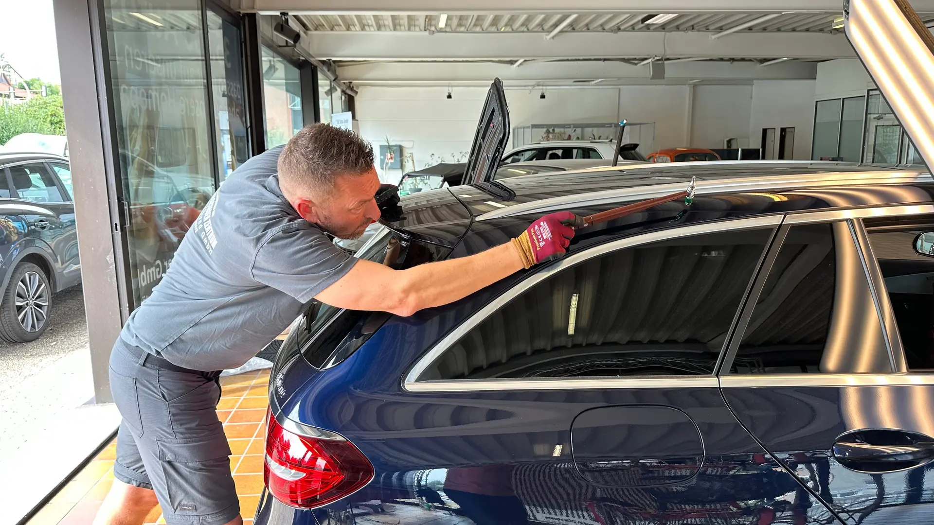 Nachbar Repariert Standig Autos