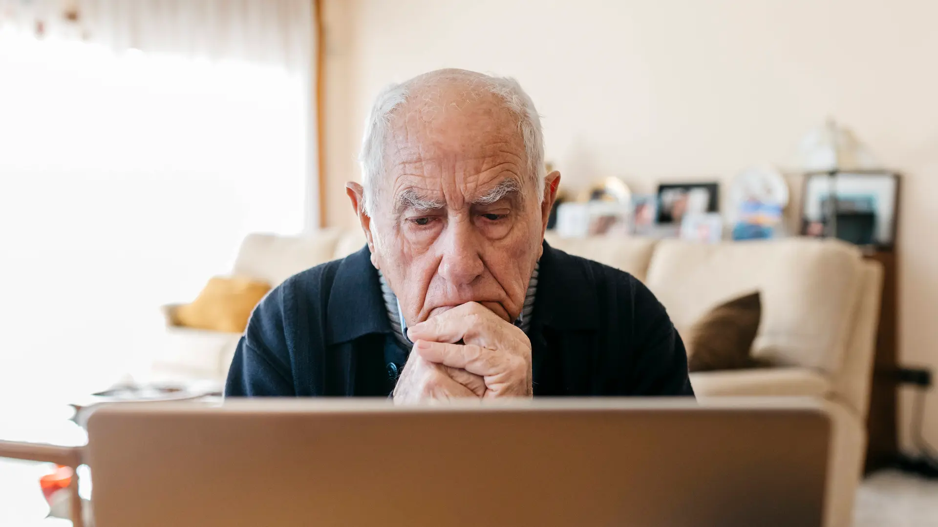 Mit Apps und Online-Diensten überfordert? Hier gibt es Hilfe in SH | ndr.de