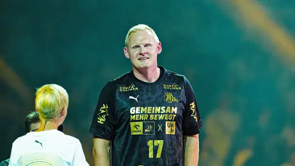 Tränenreicher Abschied: THW Kiel feiert seine Legende Patrick Wiencek ...