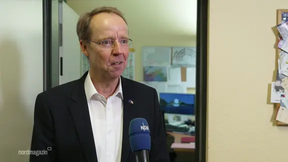 Angela Merkel mit Landesverdienstorden ausgezeichnet | ndr.de