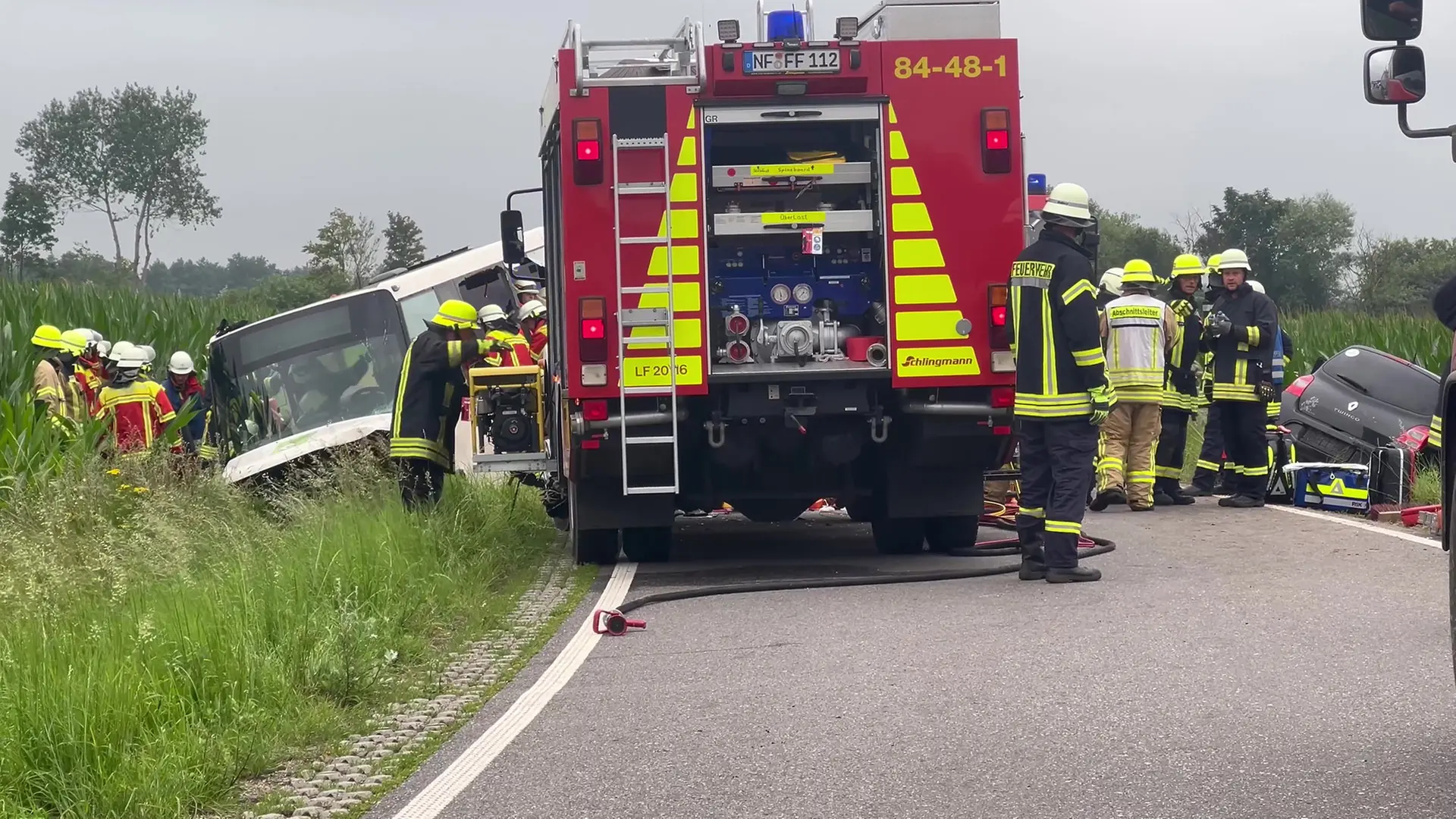 Schwerer Unfall in Karlum: Drei Tote und mehrere Verletzte | ndr.de