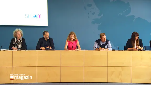 Bokep melayu.com that lovely lady boasts a smokin' body