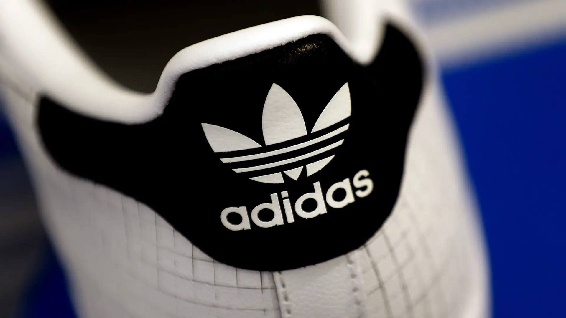 Steuerfahnder durchsuchen Adidas-Logistikzentrum in Rieste | ndr.de
