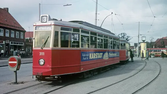 Hamburgs Doppelgelenkbus bot Platz für 140 Fahrgäste | ndr.de