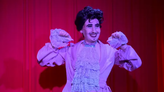 Drag King: "Wolfgangs Performance soll im Publikum etwas auslösen" | ndr.de