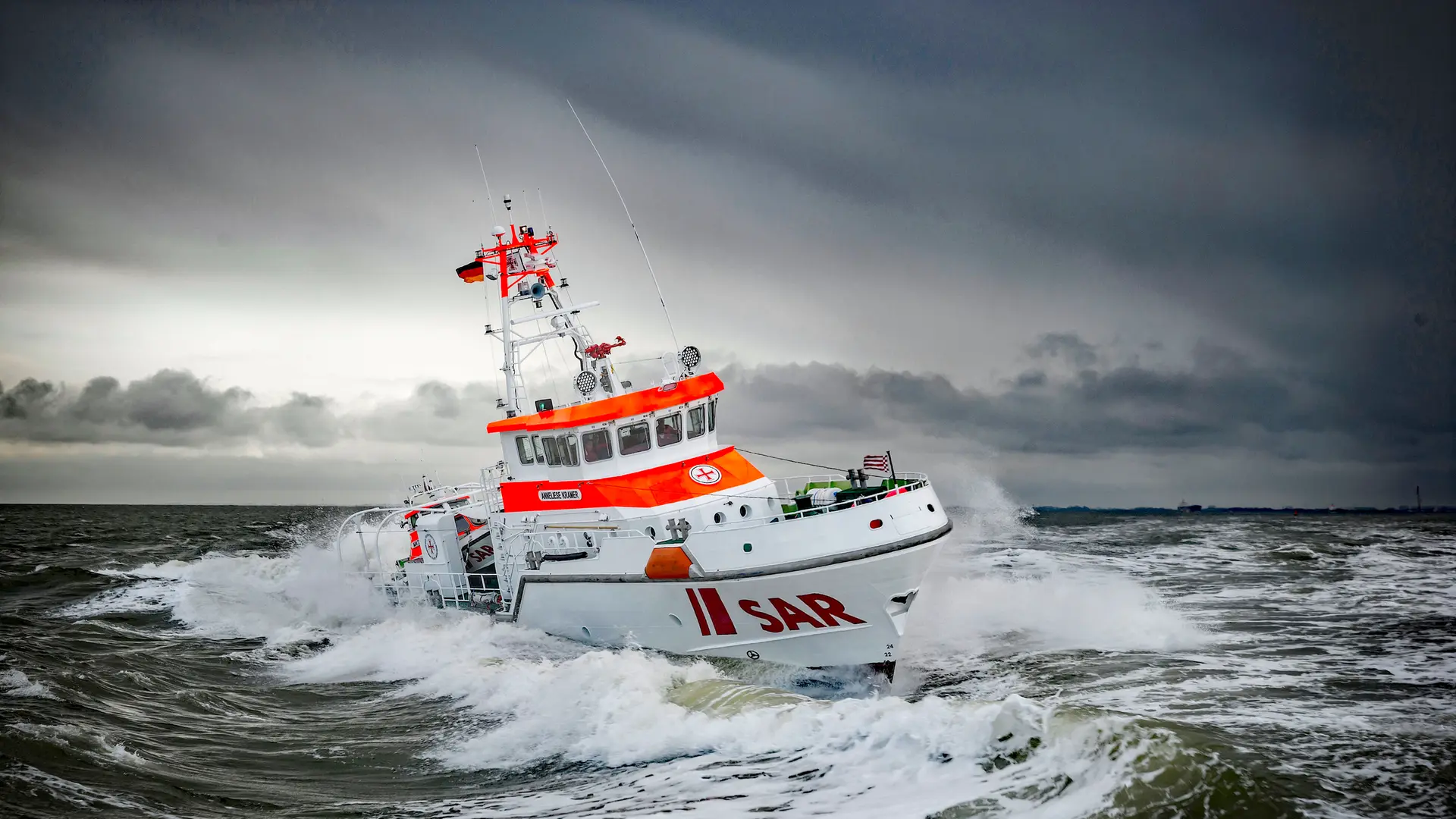 Brand auf Autofrachter: Schiff liegt manövrierunfähig vor Borkum | ndr.de