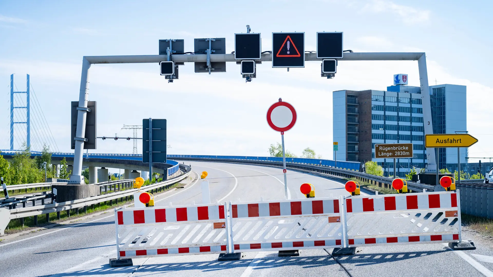 Rügenbrücke wegen Wartungsarbeiten drei Tage voll gesperrt | ndr.de