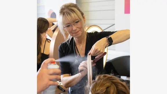 "Mein großer Traum": Friseurin aus Celle fährt zur Fashion Week | ndr.de