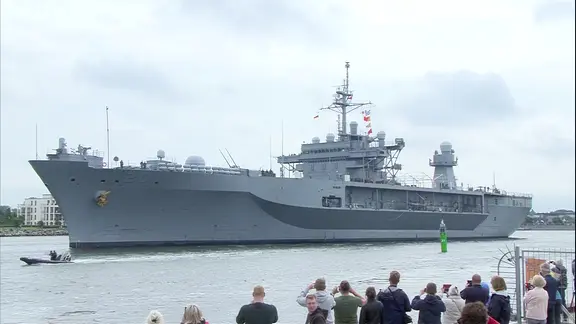 Baltops startet in Rostock: Das Auslaufen der Kriegsschiffe in Bildern ...