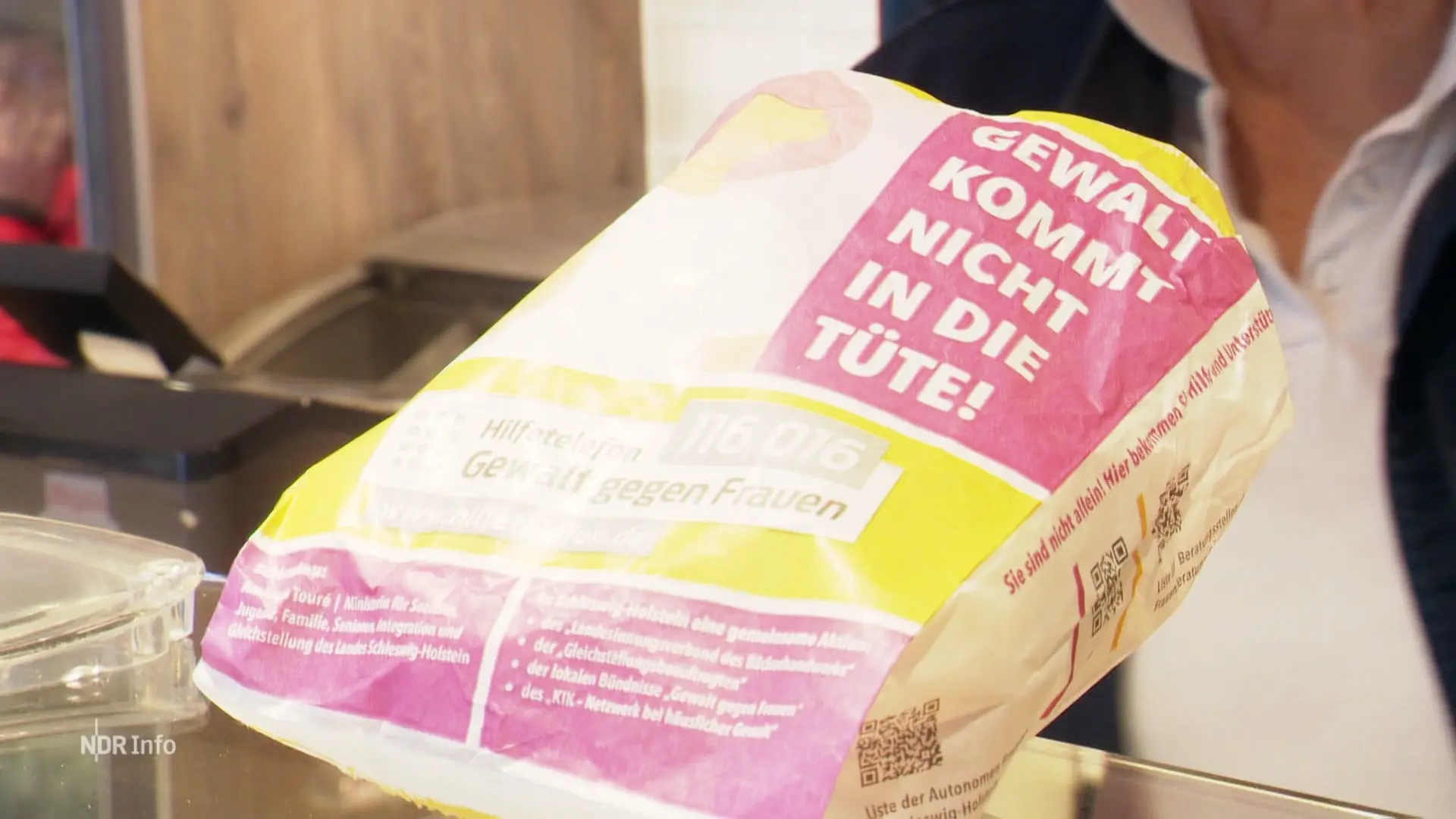 "Gewalt kommt nicht in die Tüte": Bäckereien setzen Zeichen | ndr.de