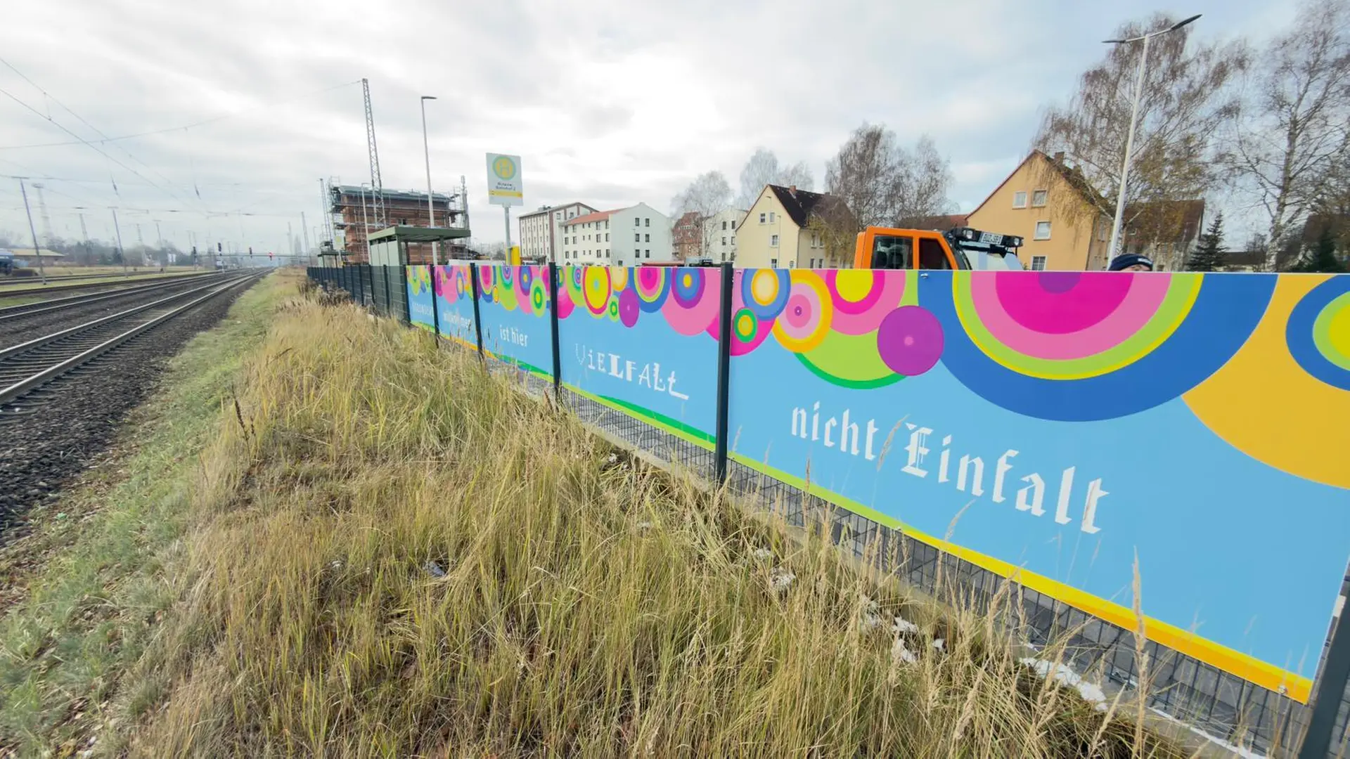 Bützow: Banner gegen AfD-Flaggen auf dem Bahnhof | ndr.de
