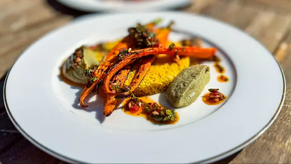 Gegrillte Karotten mit Walnuss-Couscous und Auberginen-Creme | ndr.de
