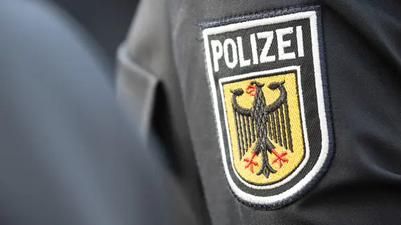 Das Bild zeigt das Wappen der Bundespolizei an einer Uniform in Nahaufnahme.