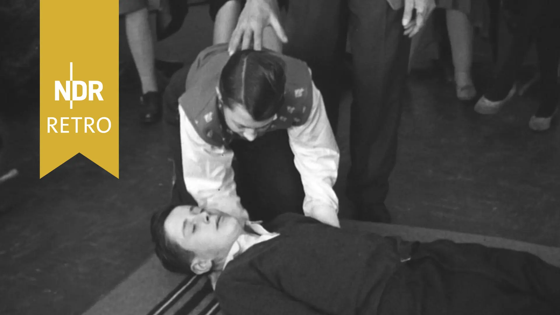 Oberschüler lernen "Erste Hilfe" | ndr.de