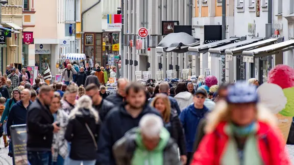 Wie junge Menschen aus dem Norden auf die Rentendebatte blicken | ndr.de