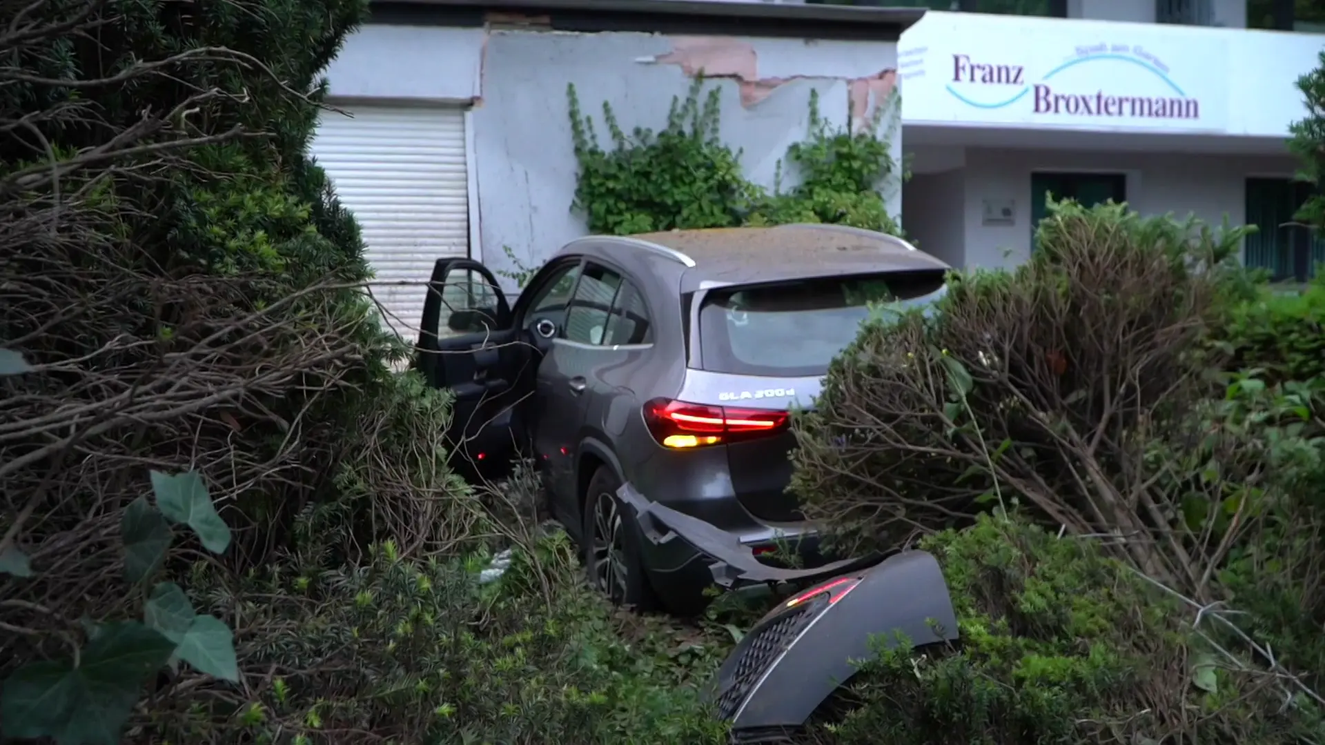 Auto durchbricht Gartenzaun und prallt in Hauswand | ndr.de