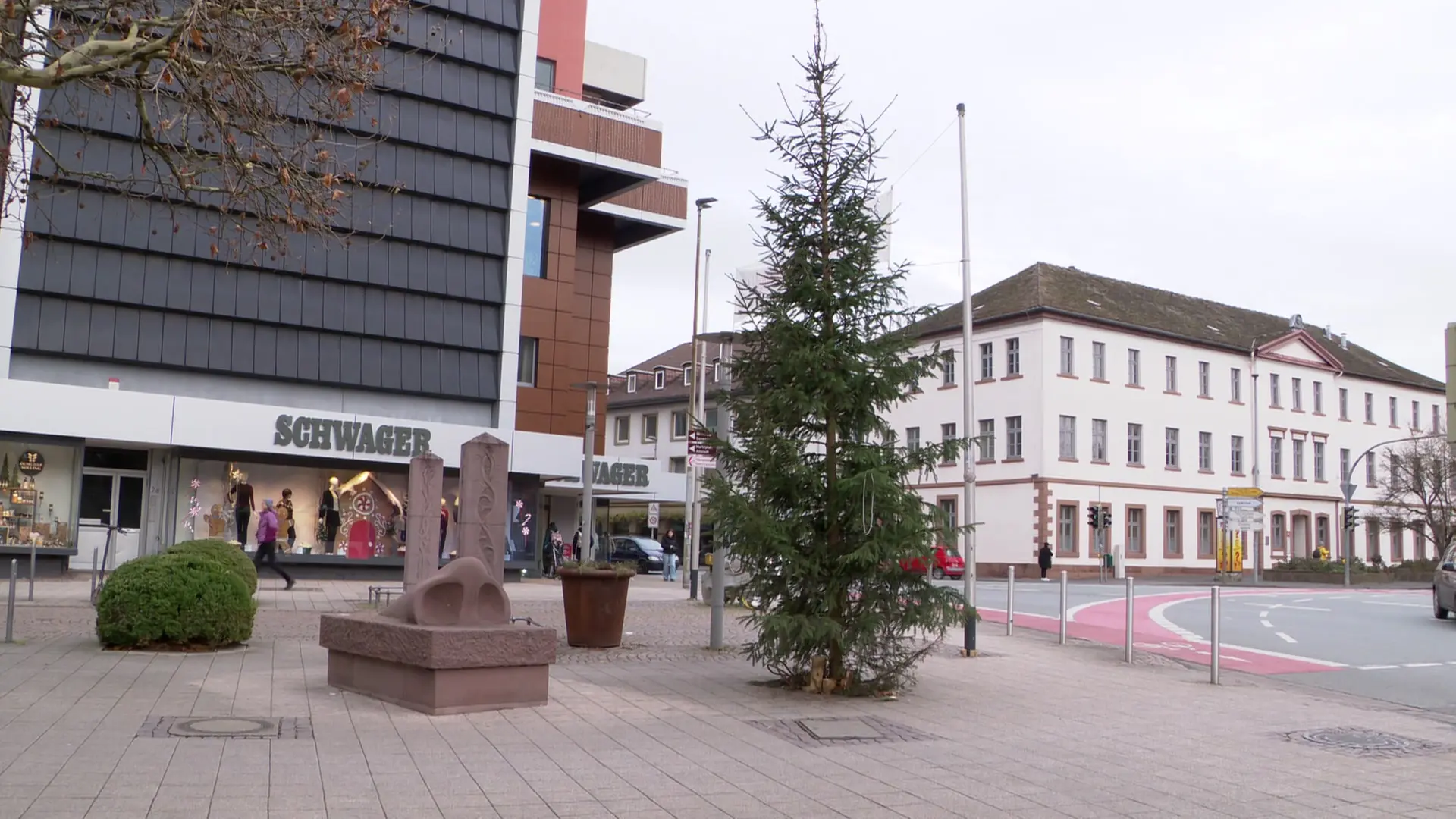 "Erbärmlich"? Netz lästert über Weihnachtsbaum in Holzminden | ndr.de