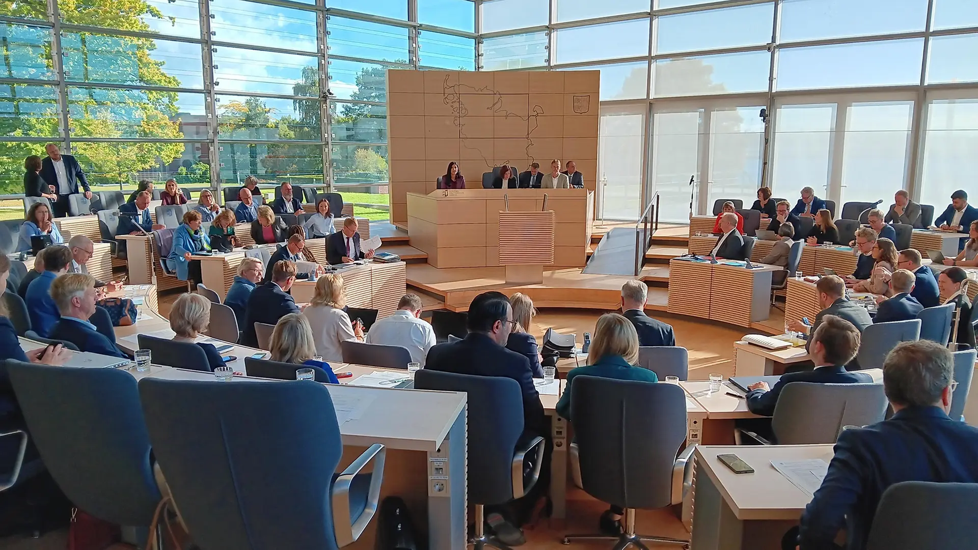 Lücke im Haushalt 2026: Landtag SH plant Investitionen und Kürzungen ...