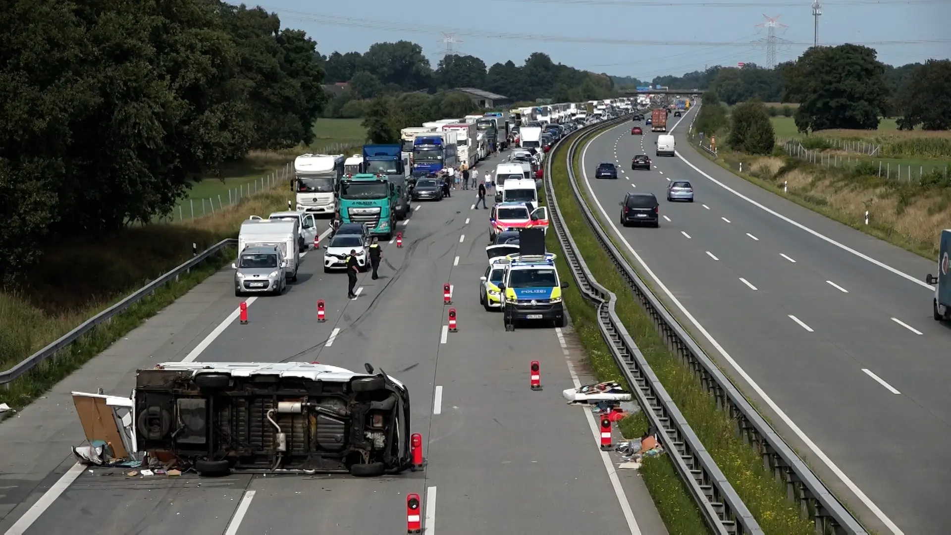 Schwerer Unfall auf A1 mit Wohnmobil - sechs Verletzte | ndr.de