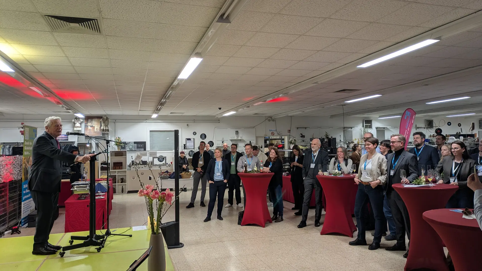 Gauck bei Stadtmission in Rostock für Kultur des Miteinanders | ndr.de