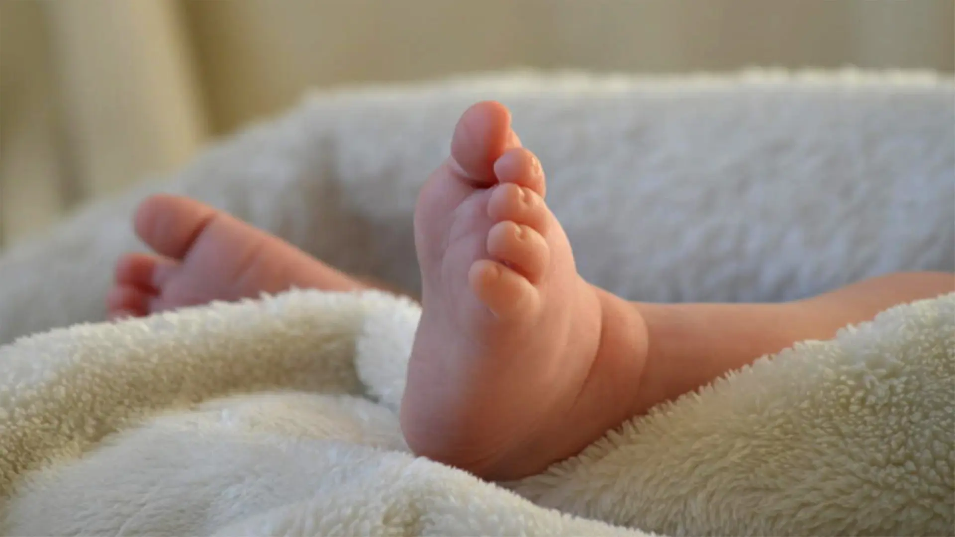 Geburt auf der Rückbank: Baby kommt im Auto zur Welt | ndr.de