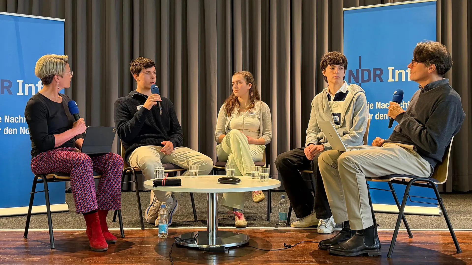 Uni oder Uniform: Sonderfolge aus der Schule (mit Joachim Ruthe) | ndr.de