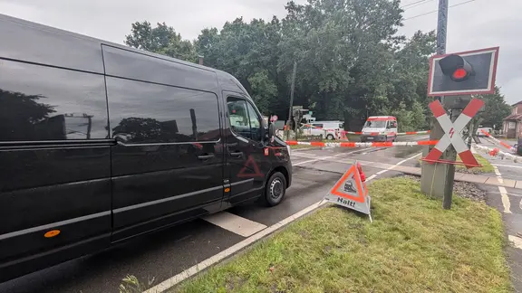 Bad Zwischenahn: Zug erfasst Auto - Vater und Sohn sterben bei Unfall | ndr.de