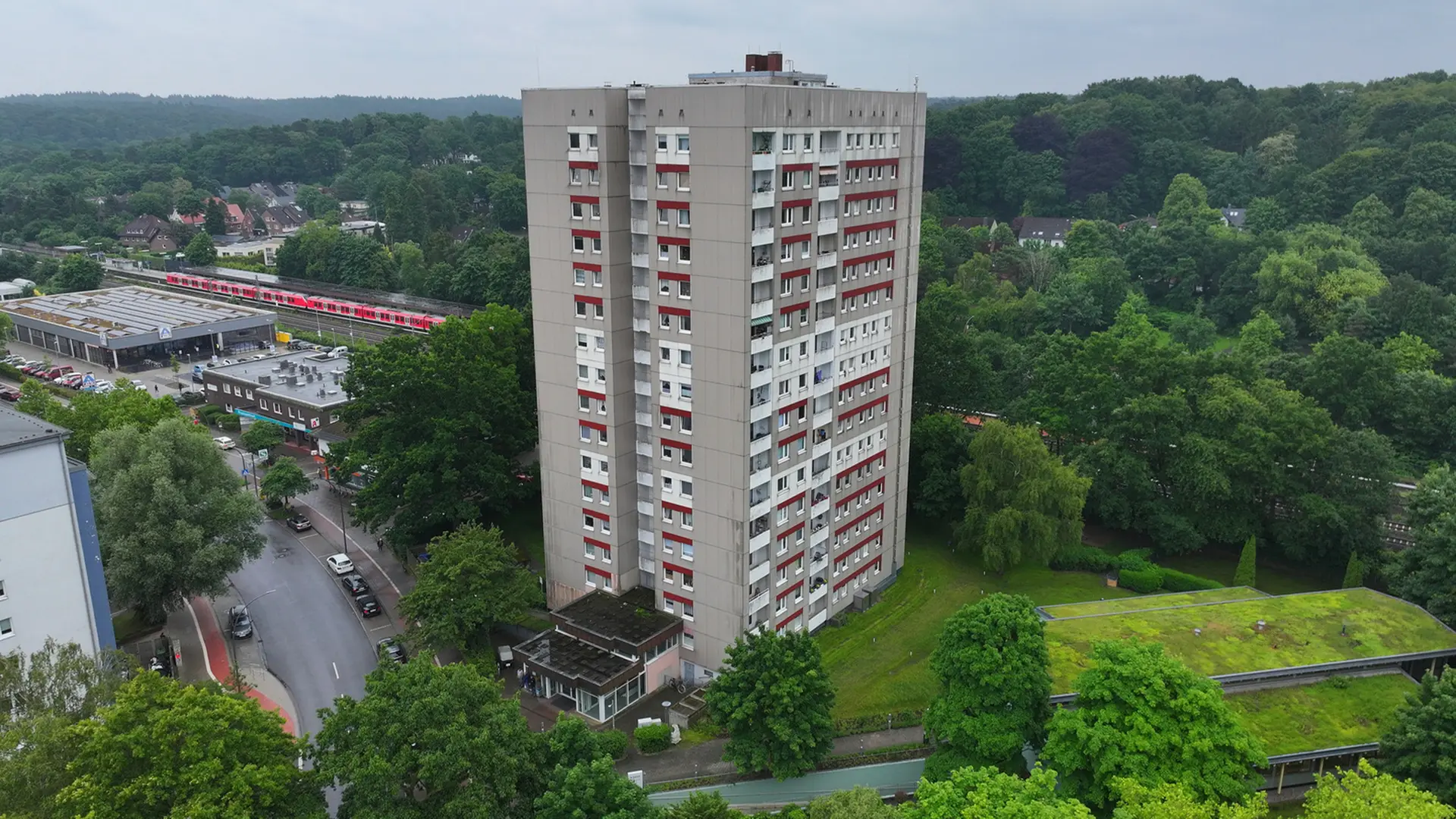 Sohn attackiert Vater mit Messer und springt von Hochhaus in Hamburg | ndr.de