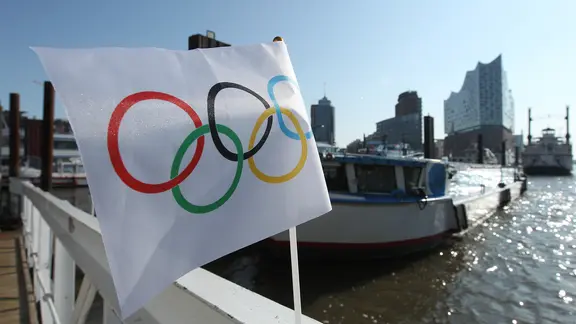 Blutig und freizügig: Besuchern wird übel bei Oper "Sancta" | ndr.de