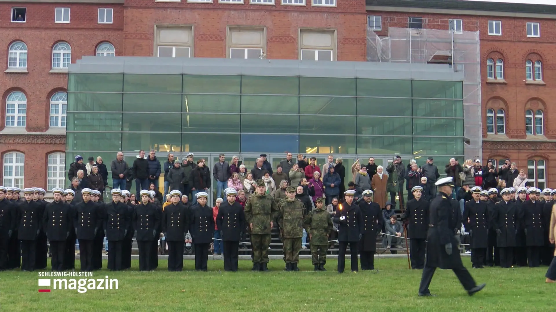 200 Soldatinnen und Soldaten der Marine in Kiel vereidigt | ndr.de